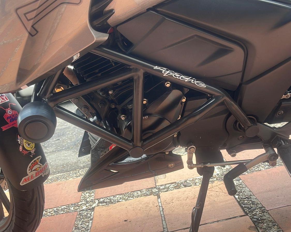 DEFENSA 5 PUNTAS APACHE 200 NEGRA – Jotoye Motos